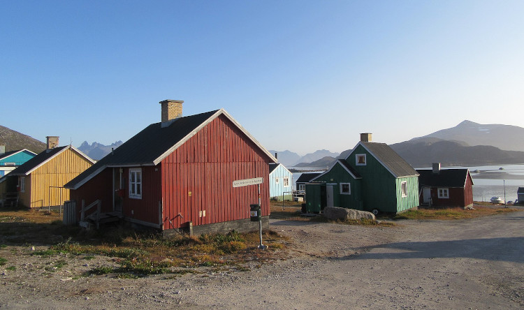 Houses on waterfront Nanortalik Greenland – Watts Up With That?